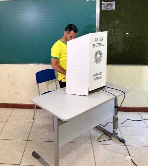 Candidato ao Senado Cleitinho Azevedo votou na Escola Estadual Martin ...